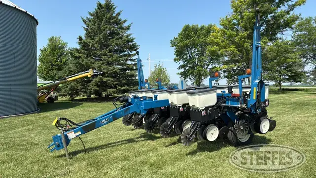 Steffes Group | 2003 Kinze 3000