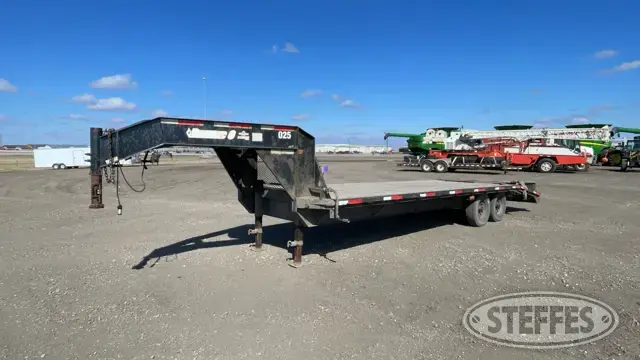 Steffes Group | 2011 Diamond C Road Clipper