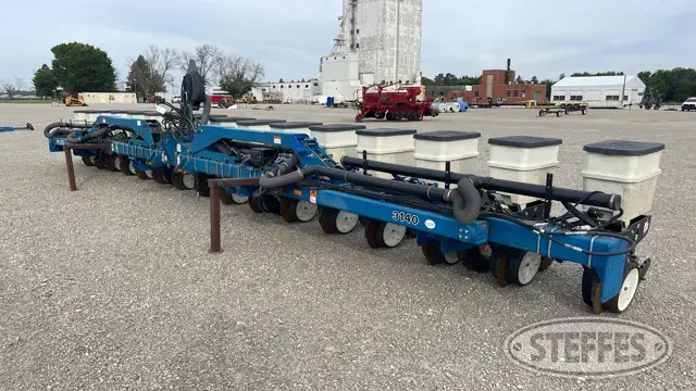 Steffes Group | 2000 Kinze 3140